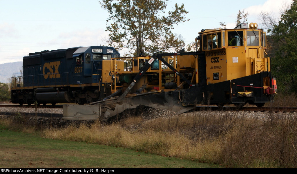 652 - Spreader with CSXT 8027 along Hydro St